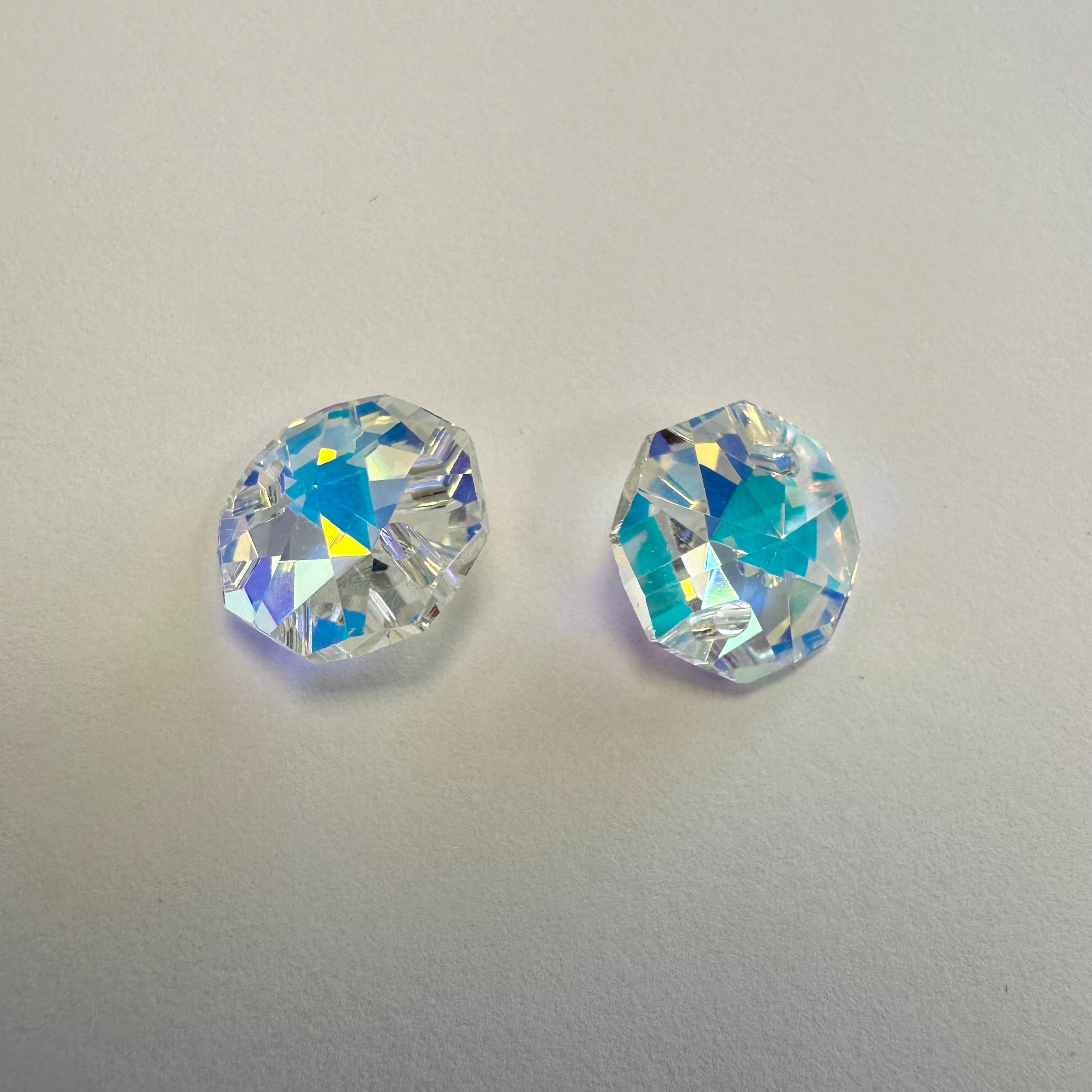 Octagon prism 2 holes -14mm - Iridescent – Lucent Glass